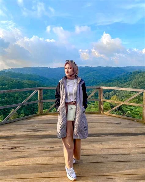Mengunjungi Bukit Dewi Manggung Serasa Berada Di Negeri Awan