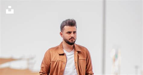 Homme En Veste Zippée Marron Et Jean Bleu Assis Sur Un Banc En Béton
