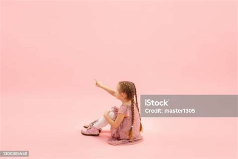 어린 시절과 크고 유명한 미래에 대한 꿈 산호 분홍색 배경에 고립 된 예쁜 긴 머리 소녀 4 5세에 대한 스톡 사진 및 기타