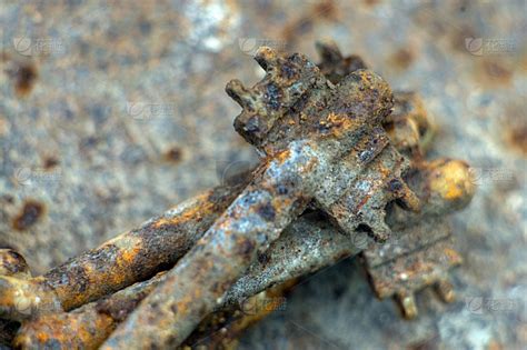 一串古董钥匙放在金属桌上。关闭了。