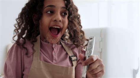 Jovencita Cocinando Alegremente En Una Cocina Brillante Disfrutando De