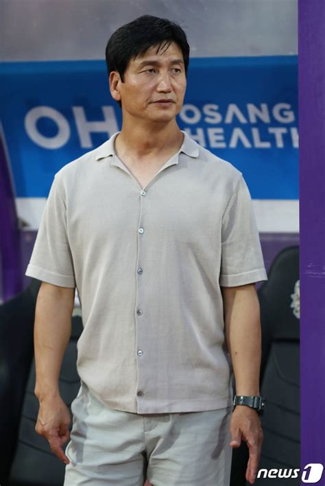 사진 피치 바라보는 정정용 감독 머니s