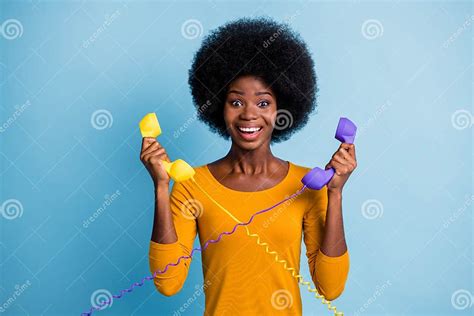 Retrato Fotográfico De Uma Mulher Negra Esfolada Segurando Dois