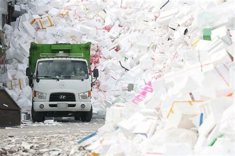포토 산 처럼 쌓인 스티로폼 쓰레기