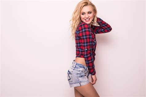Hermosa Chica Hermosa En Falda Corta A Cuadros En Blanco Foto Gratis