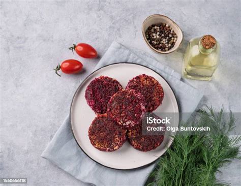 사탕무에서 튀긴 채식 커틀릿 신선한 허브와 토마토가 있는 밝은 배경의 접시에 맛있는 수제 비건 다이어트 식품 0명에 대한 스톡 사진 및 기타 이미지 Istock