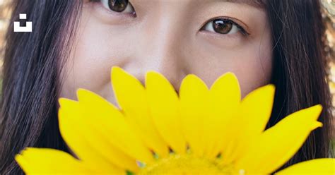 손에 해바라기를 들고 있는 여자 사진 Unsplash의 무료 向日葵 이미지