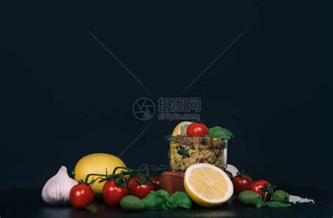 食谱上健康的素食沙拉蔬菜花椰菜蘑菇菠菜和quinoa在黑高清图片下载 正版图片505136818 摄图网