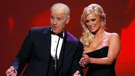 Biden Co Presents Best New Starlet Award With Shyla Stylez At 2015 Avn