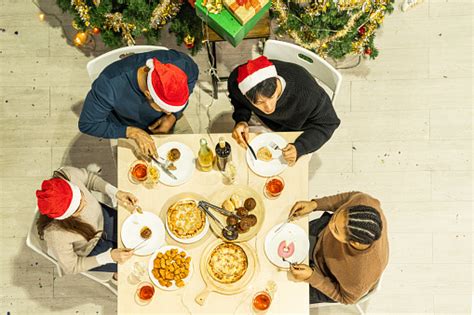 아시아 친구 여성과 남성이 축하하는 모습의 평면도입니다 스낵과 음료와 함께 테이블에 피자를 제공하는 여자 행복 친구 크리스마스 이브 축하 디너 파티 음식 및 샴페인 12월에
