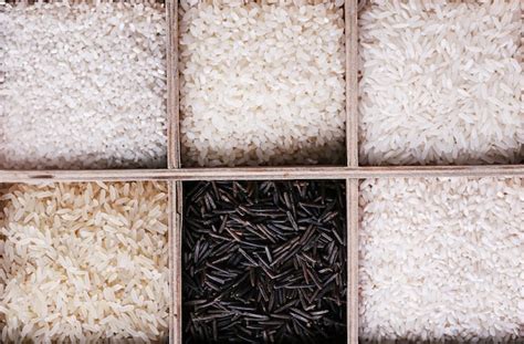 Diferentes Tipos De Arroz En Caja Sobre Fondo De Madera Foto Premium