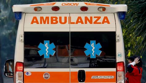 Incidente A Suisio Vicino A Bergamo Auto Esce Di Strada E Si Ribalta