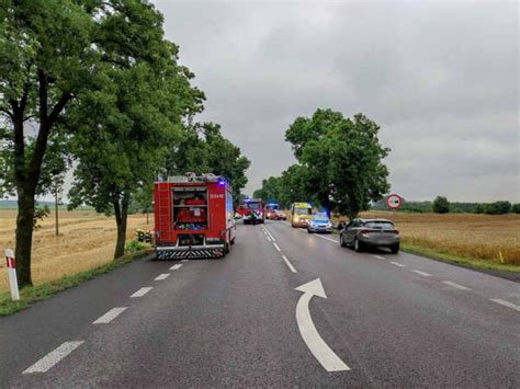 Lubelskie Wypadek na dk12 po zderzeniu trzech aut zginęły dwie osoby