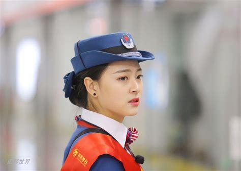 杭州地铁女神成网红 男网友留言：有事没事坐地铁看美女去
