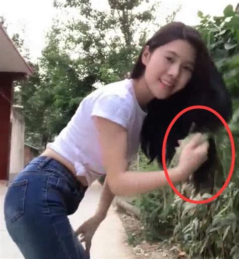 21歲的農村美女菜園子幹活，驚喜發現個綠色大貨，樂壞了！ 每日頭條