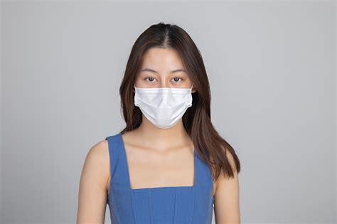 감염 코로나 바이러스 대기 오염 Pm25를 방지하기 위해 위생 마스크를 착용한 젊은 행복한 아시아 여성 건강 관리 및 코로나바이러스 개념 20 24세에 대한 스톡 사진 및