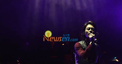 [포토엔]테이 멋진 조명 받으며 분위기 잡고