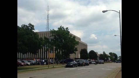 Michigan Shooting Inmate Kills 2 Bailiffs Sheriff Says Cnn