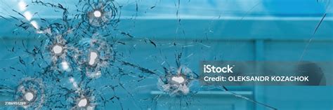 자동차 전면 안전 유리의 총알 구멍 클로즈업 충격 손상 세부 정보 0명에 대한 스톡 사진 및 기타 이미지 0명 방탄 방탄 유리 Istock