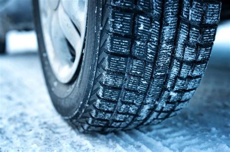 冬季道路上的汽车轮胎图片 冬季有雪的道路上的汽车轮胎素材 高清图片 摄影照片 寻图免费打包下载
