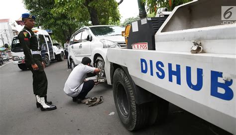 PHOTO Parkir Liar Penuhi Jalan Petugas Kembali Derek Mobil Di Pasar
