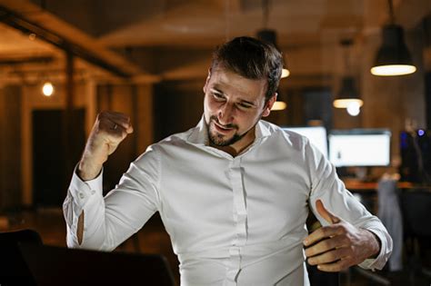 노트북 컴퓨터에서 작업 하는 사무실 책상에 앉아 사업가 개념에 대한 스톡 사진 및 기타 이미지 개념 경영자 기업 비즈니스 Istock