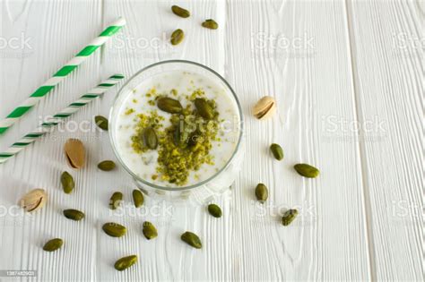 흰색 나무 배경에 피스타치오와 요구르트 스무디 맨 위 보기입니다 공간을 복사합니다 야쿠르트에 대한 스톡 사진 및 기타 이미지