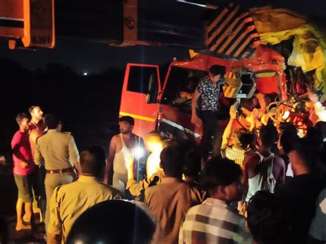 Head On Collision Between Two Trucks On National Highway 28 नेशनल