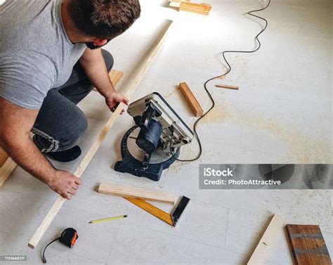 전동 공구 원형 톱을 사용 하 여 수동 작업자 손의 세부 정보를 닫습니다 바닥재에 대한 스톡 사진 및 기타 이미지 바닥재 설치 전동 공구 Istock