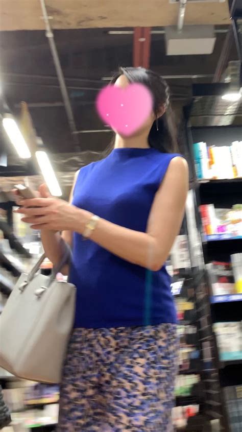セレブ人妻高級住宅街でスタイル抜群の美人奥様のどエロい美尻を盗撮顔出しあり神回 逆さ撮り博物館
