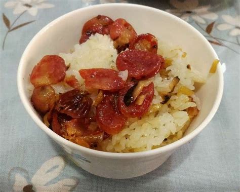 【电饭锅腊肠煲仔饭的做法步骤图，怎么做好吃】疯狂的猴子姗姗下厨房
