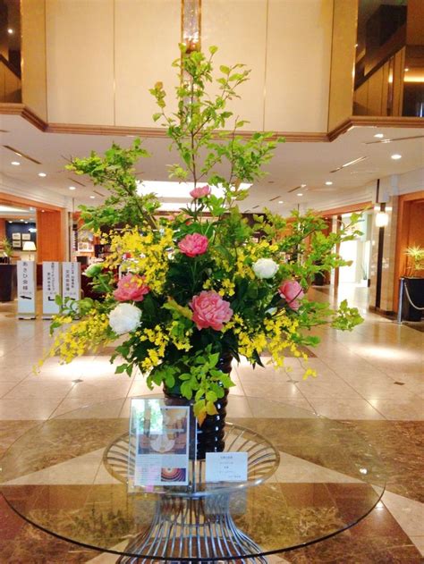 ホテルのロビー花。 今が旬の芍薬をメインに新緑の爽やかな雰囲気が出ていませんか？ 生花店 フラワーアレンジメント 花