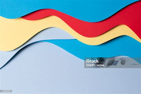 추상 컬러 종이 질감 배경입니다 기하학적 모양과 빨간색 노란색 및 하늘색 색상의 선 레이어가있는 최소 종이 절단 스타일 구성