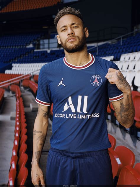 Le PSG dévoile son nouveau maillot domicile 2021 2022 signé Jordan
