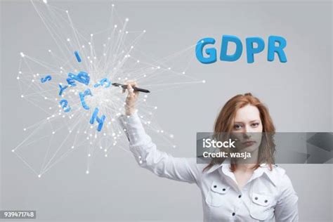 Gdpr 컨셉 이미지입니다 일반적인 데이터 보호 규정 개인 정보 보호 정보 작업을 하는 젊은 여자 3차원 형태에 대한 스톡 사진