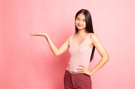 Junge Asiatin Mit Der Hand Anwesend Stockfoto Und Mehr Bilder Von