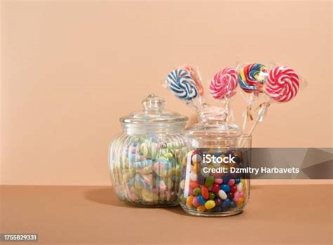 달콤한 구성 사탕 마시멜로 막대 사탕 컬렉션은 베이지색 배경에 있습니다 텍스트를 위한 공간을 복사합니다 나선형에 대한 스톡 사진