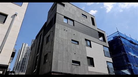7241 화산석 판석 마감 흰색과 검은색 세라믹 사이딩 멋진 4층 다세대 상가주택 빌라 디자인 예쁜 건물 외벽 진회색