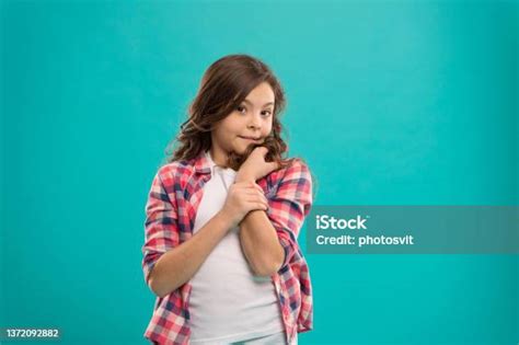 작은 아이 패션 어린 시절의 행복 완벽한 머리를 가진 작은 소녀 아이 국제 어린이의 날 행복한 어린 소녀 아름다움과 패션 자신감 있는 아름다움 그녀의 스타일에 자신감 6 7