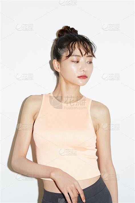 一个年轻苗条的亚洲妇女穿着运动服的肖像