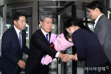 포토 꽃다발 받는 윤종원 신임 기업은행장 아시아경제