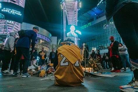 Foto Personas Que Caminan Por La Calle Durante La Noche Imagen