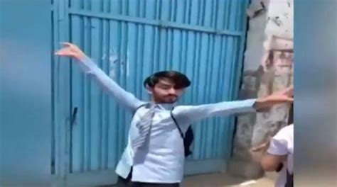 ویڈیو میٹرک کے امتحان ختم ہونے پر طلبہ کی خوشی، ڈھول کی تھاپ پر رقص