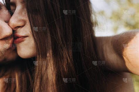男人拥抱和亲吻的女孩