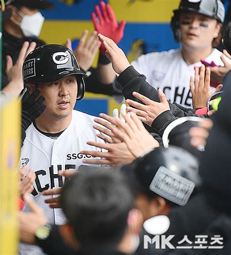 선제 투런포 치고 기립박수 받는 최정 Mk포토 Mk스포츠