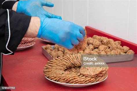 나무 표면에 다진 고기로 만든 터키생 미트볼 Kofte 또는 Kofta 가루로 빻은에 대한 스톡 사진 및 기타 이미지 가루로