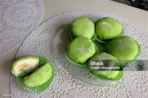 Diy 떡 쌀 반죽으로 만든 콜로복 또는 케이크 형태의 일본 과자 위에서 찍은 연한 녹색 0명에 대한 스톡 사진 및 기타 이미지