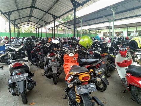 TEMPAT PARKIR SEKOLAH Sman Dolopo