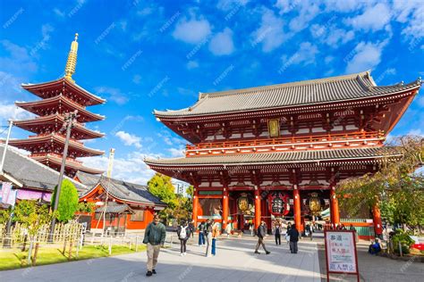 Premium Photo Asakusa Tokyo Japan November 13 2023 Morning Tourists