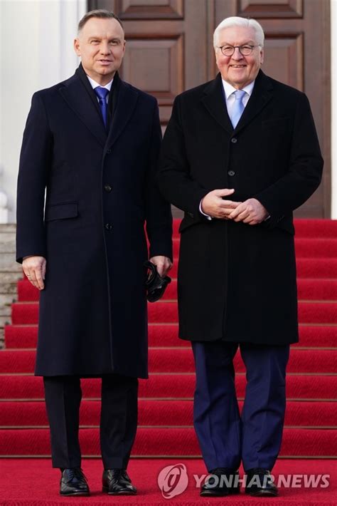 마주 선 독일 폴란드 대통령 연합뉴스
